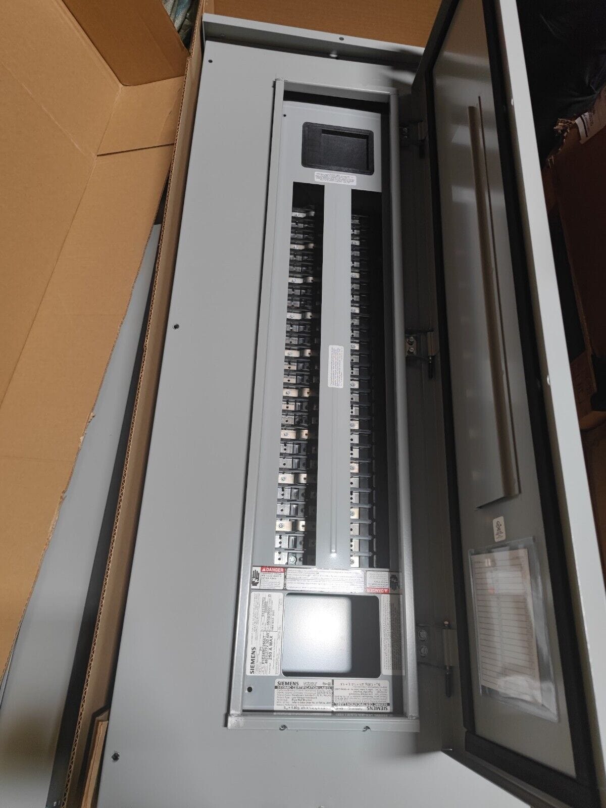 PANELBOARD SIEMENS, 250 AMP, 480Y/277V, MLO, 3PH/4W, 54Sp, NEMA 3R/12 ...