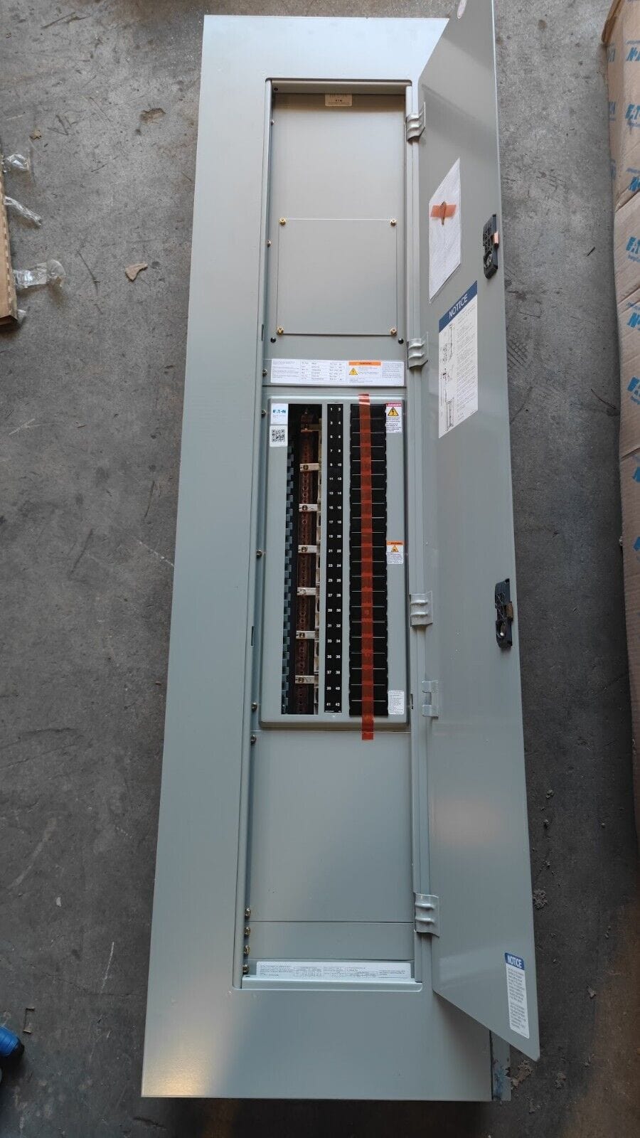 Panelboard EATON PRL2x, 600 AMP, 480Y/277V, 3PH/4W, 42Sp, NEMA 1, 72 i ...