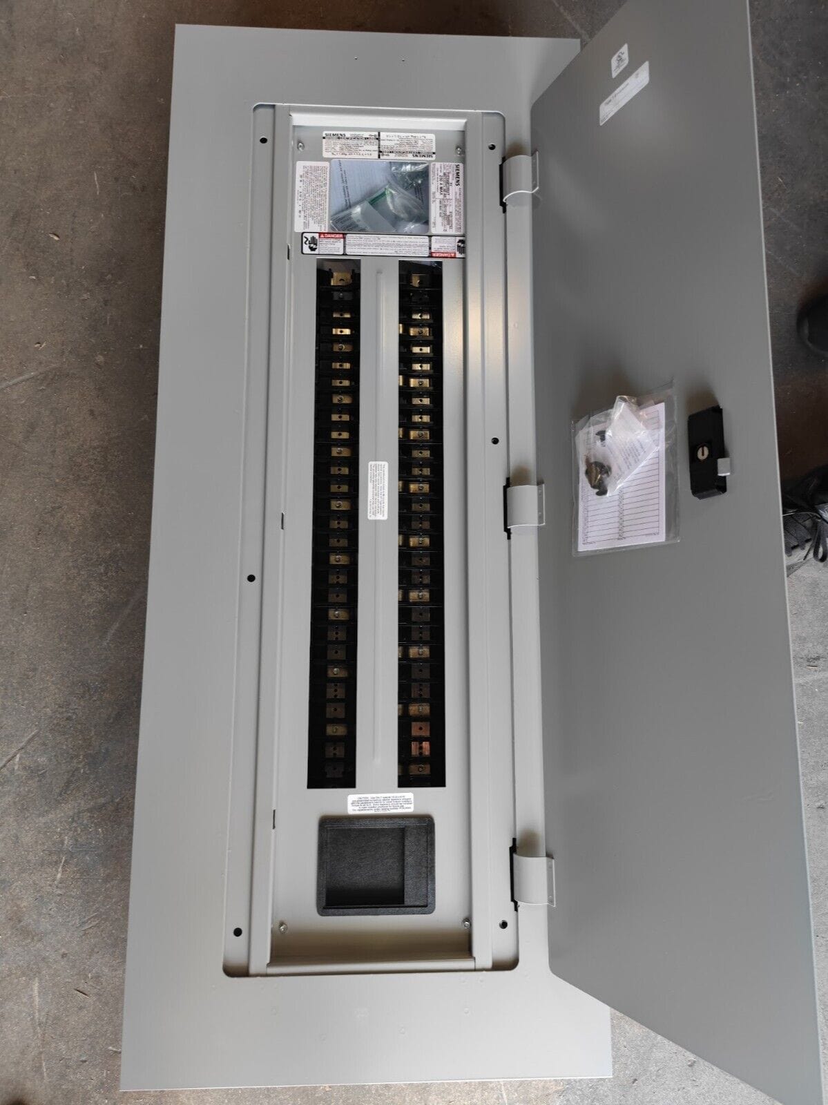 PANELBOARD SIEMENS, 250 AMP, 208/120V, MLO, 3PH/4W, 54Sp, NEMA 1 Enclo ...
