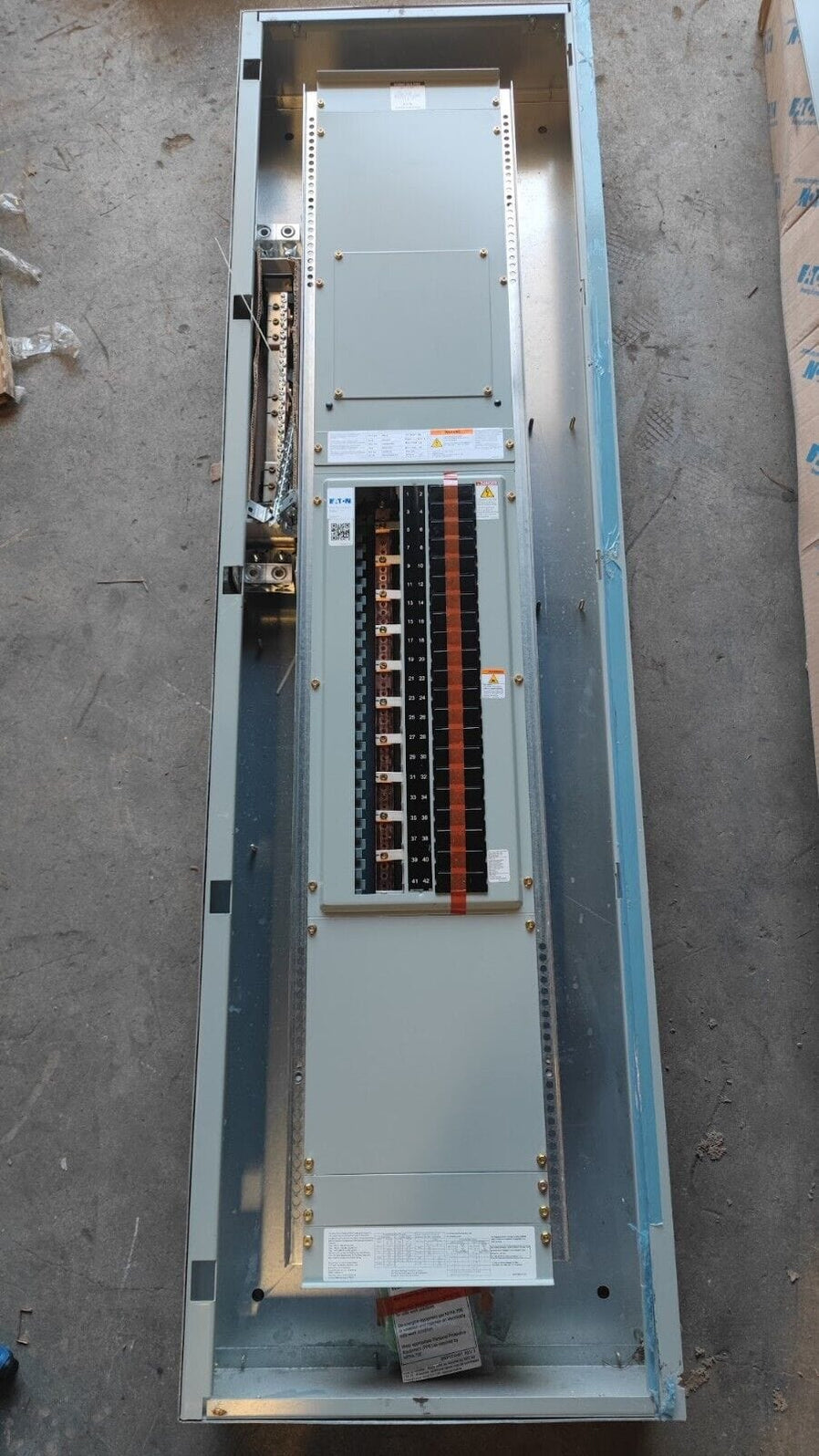 Panelboard EATON PRL1x, 600 AMP, 240V/120V, 1PH/3W, 42Sp, NEMA 1, 72 i ...