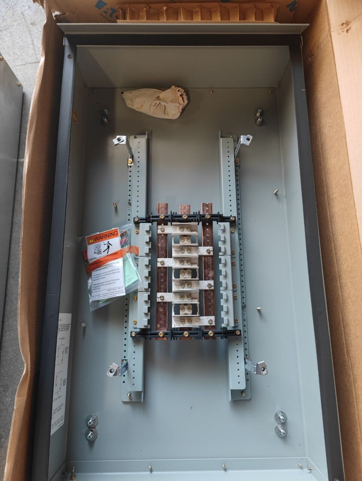 Panelboard EATON PRL1x, 100 AMP, 208Y/120V, 3PH/4W, 18Sp, NEMA 3R, 36 ...