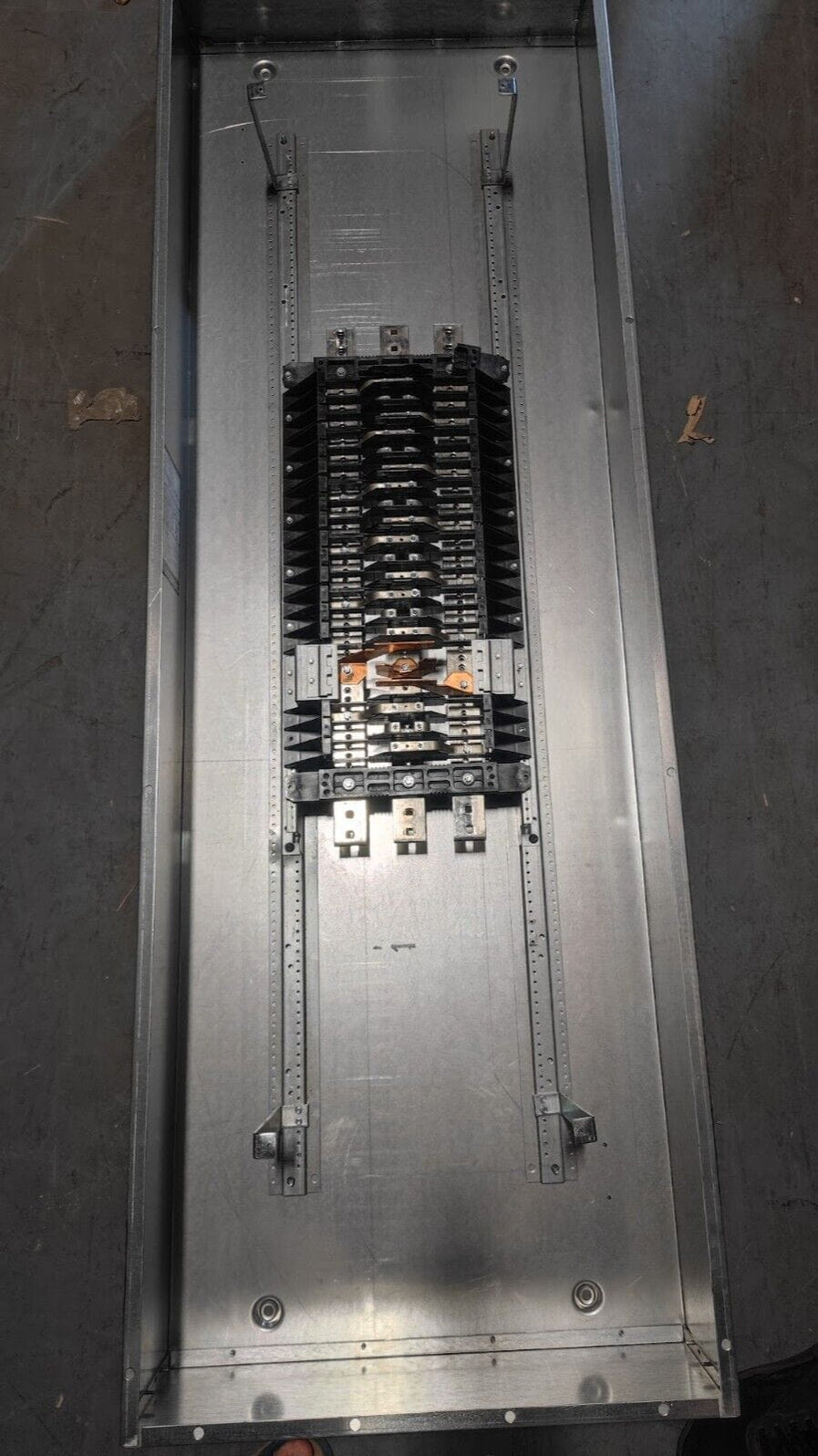 PANELBOARD SIEMENS P3, 800 AMP, 240V, MLO, 3PH/3W, 42Sp, Enclosure and ...