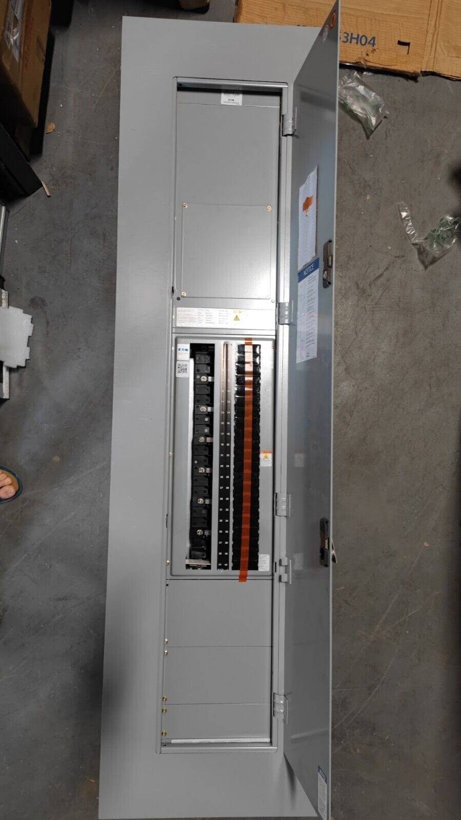 Panelboard EATON PRL2x, 400 AMP, 480Y/277V, 3PH/4W, 42Sp, NEMA 1, 72 i ...