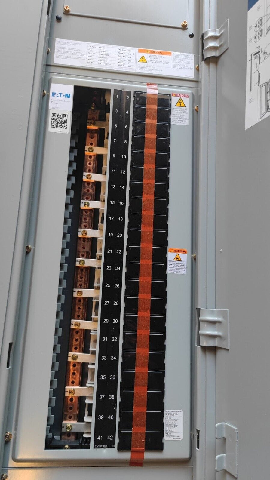 Panelboard EATON PRL1x, 600 AMP, 240V/120V, 1PH/3W, 42Sp, NEMA 1, 72 i ...