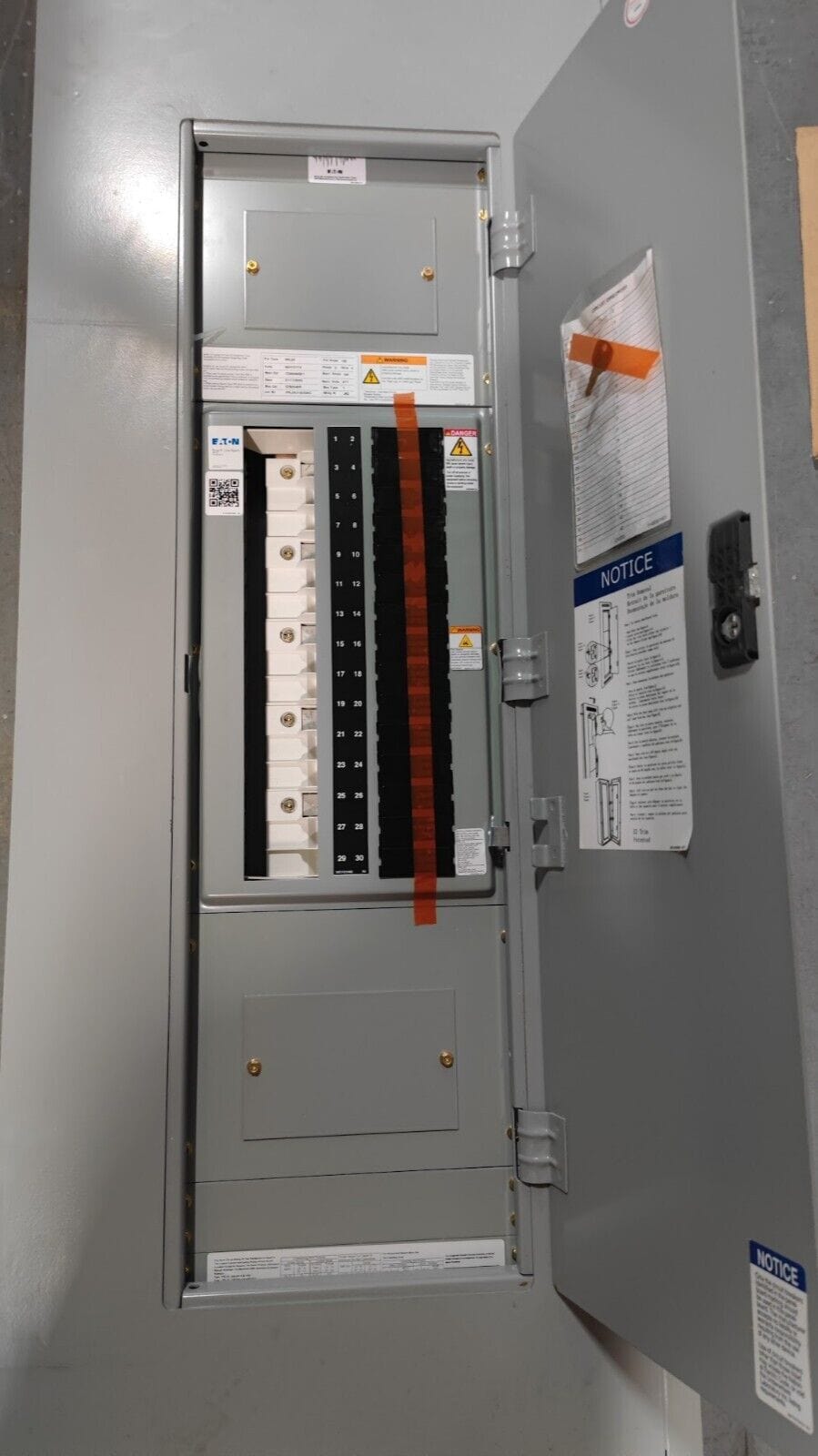 Panelboard EATON PRL2x, 100 AMP, 480Y/277V, 3PH/4W, 30Sp, NEMA 1, 48 i ...