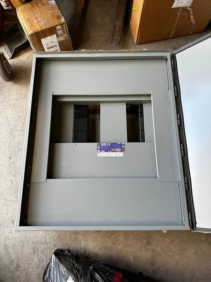 Panelboard Square D HCP, 600A, 600 VAC / 250 VDC, 3PH/3W, Nema 3R, 45 ...