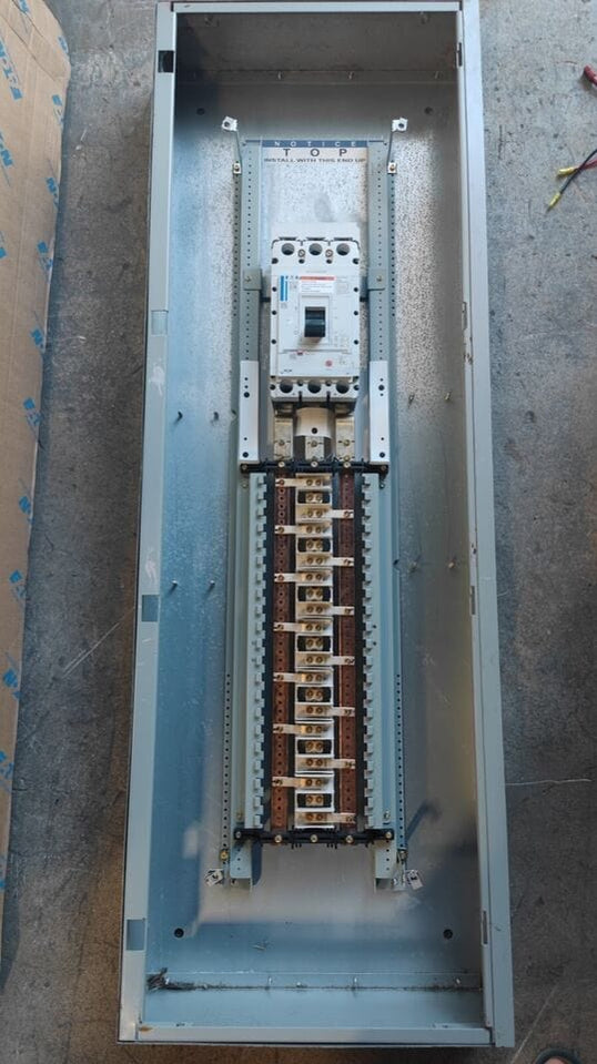 Panelboard EATON PRL1x, 400A, 208Y/120V, 3PH/4W, MLO, 42Sp, NEMA 1, 60 ...