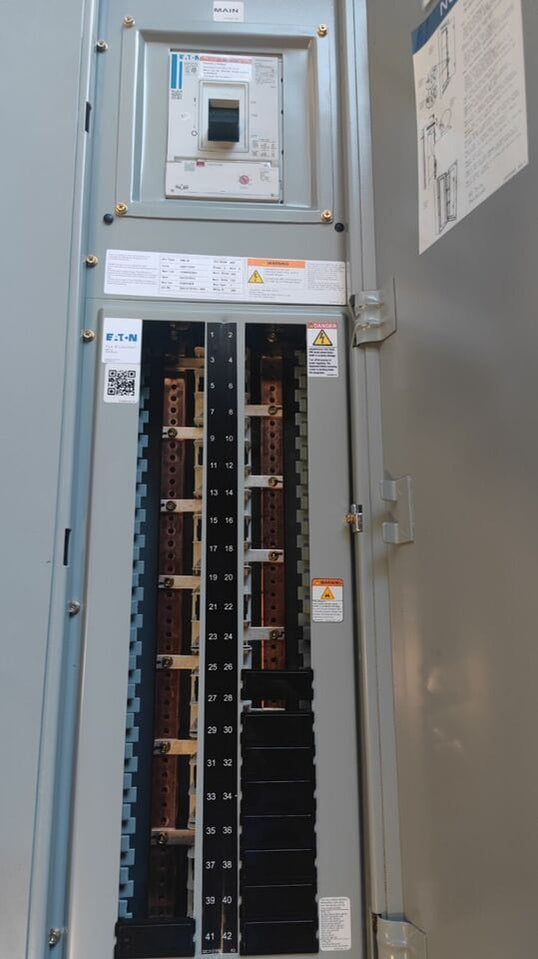 Panelboard EATON PRL1x, 400A, 208Y/120V, 3PH/4W, MLO, 42Sp, NEMA 1, 60 ...